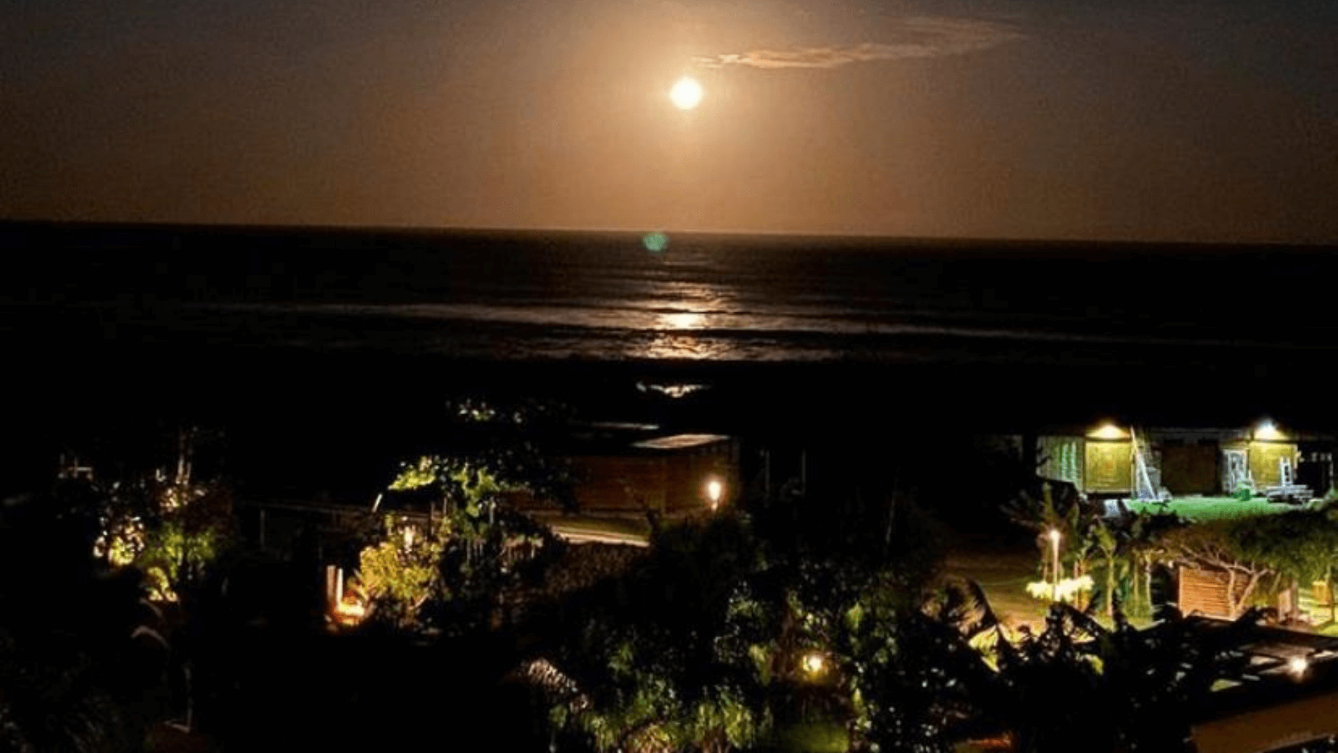 Lua cheia à beira do mar: um espetáculo da natureza na Praia do Rosa
